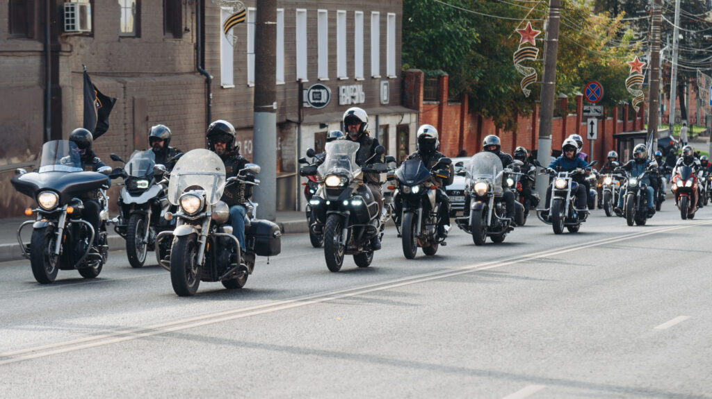 Mastering Motorcycle Communication: 13 Essential Hand Signals ...