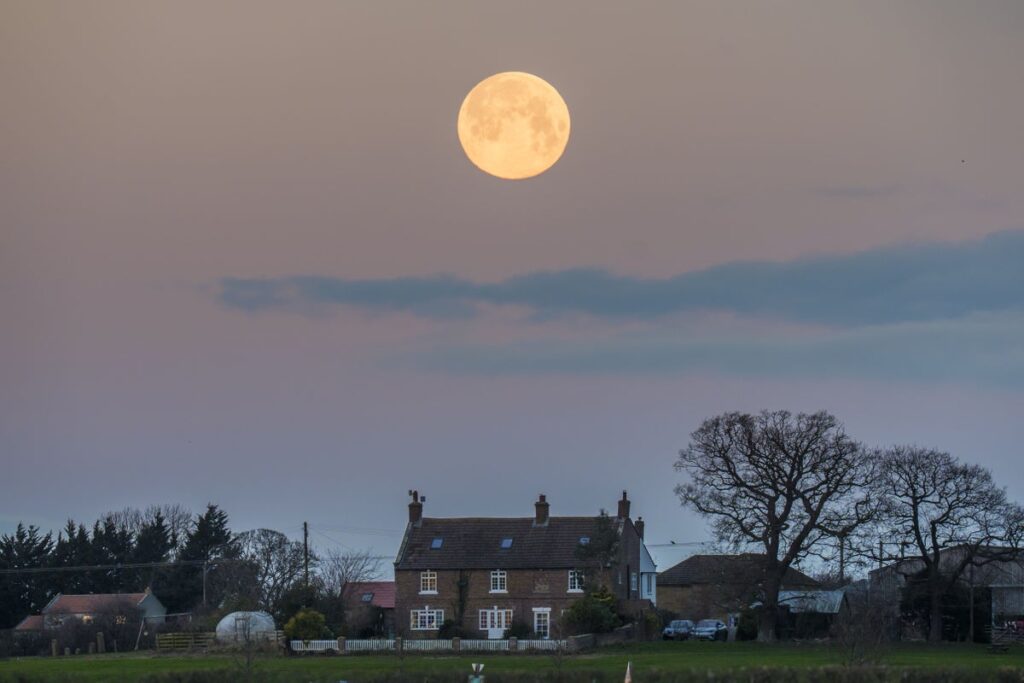 Wolf Supermoon Dazzles UK Skies Amid Cold Temperatures - ONLINESPACENEWS